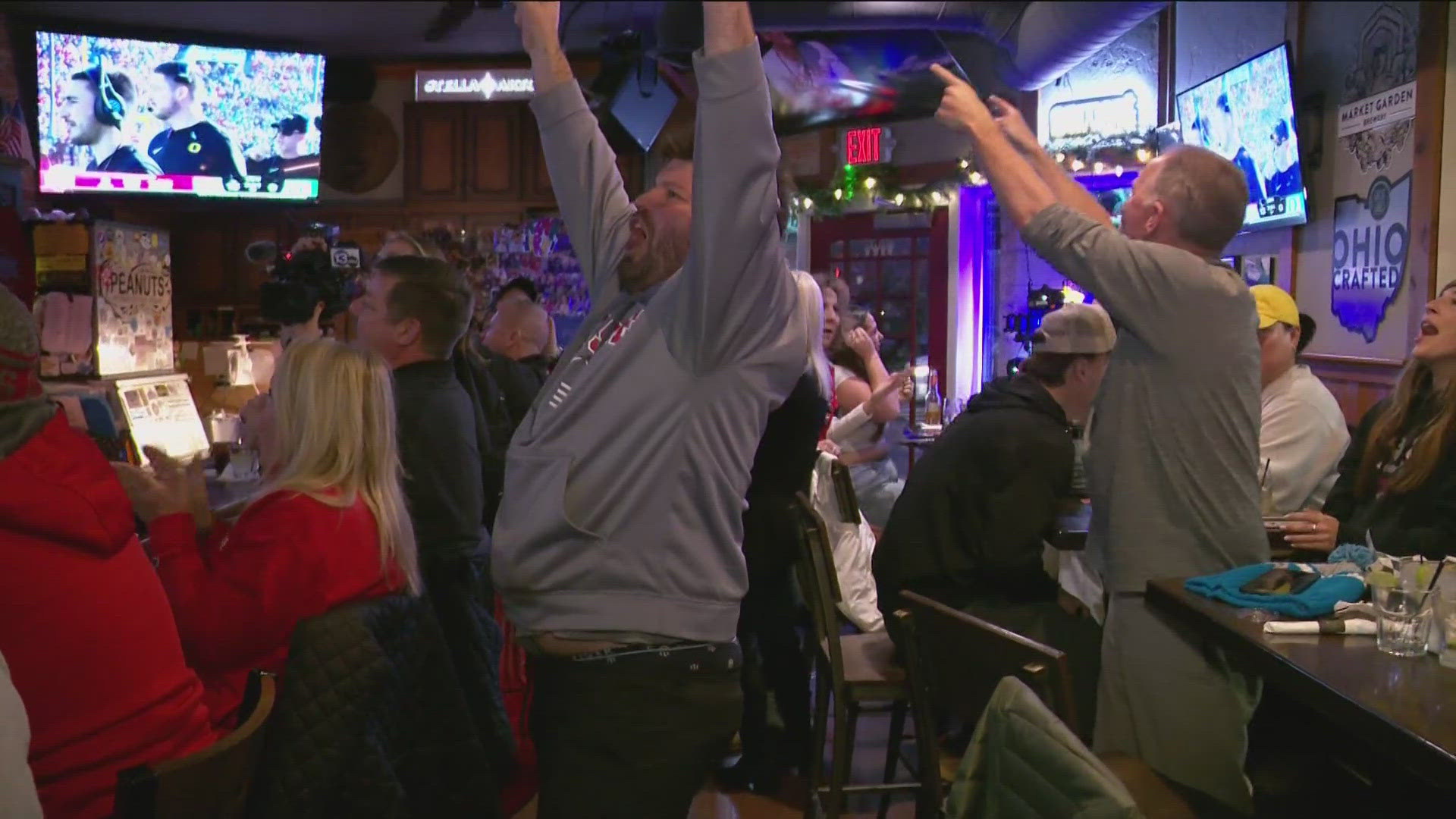 Ohio State fans watch Rose Bowl win from Dale's Bar and Grill in Maumee ...