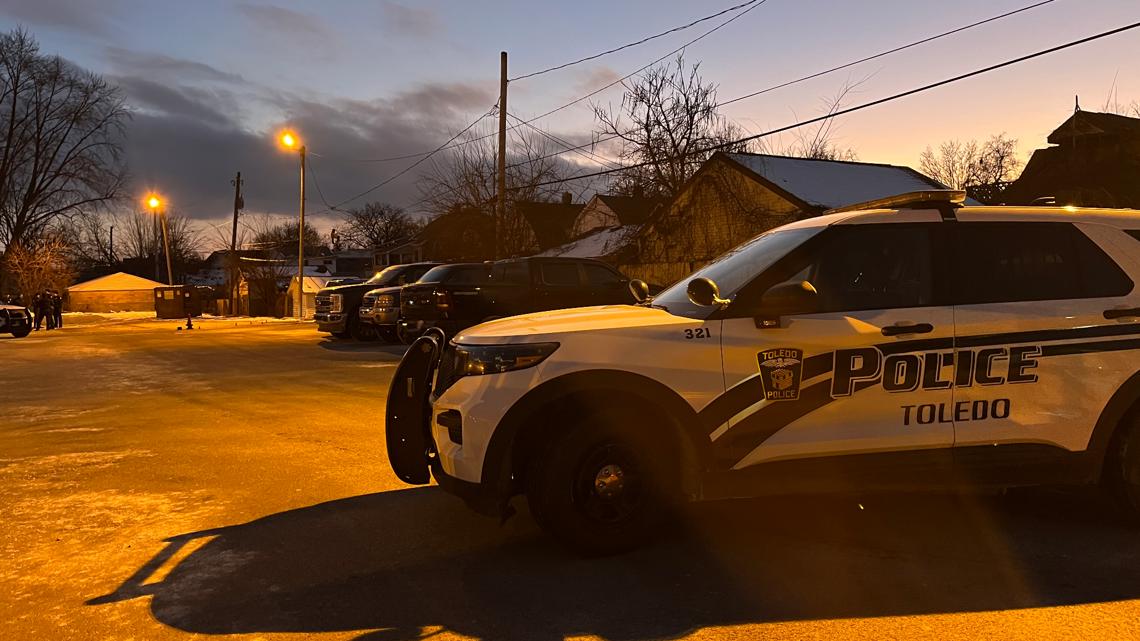 2 injured in shooting behind east Toledo bowling alley | wtol.com