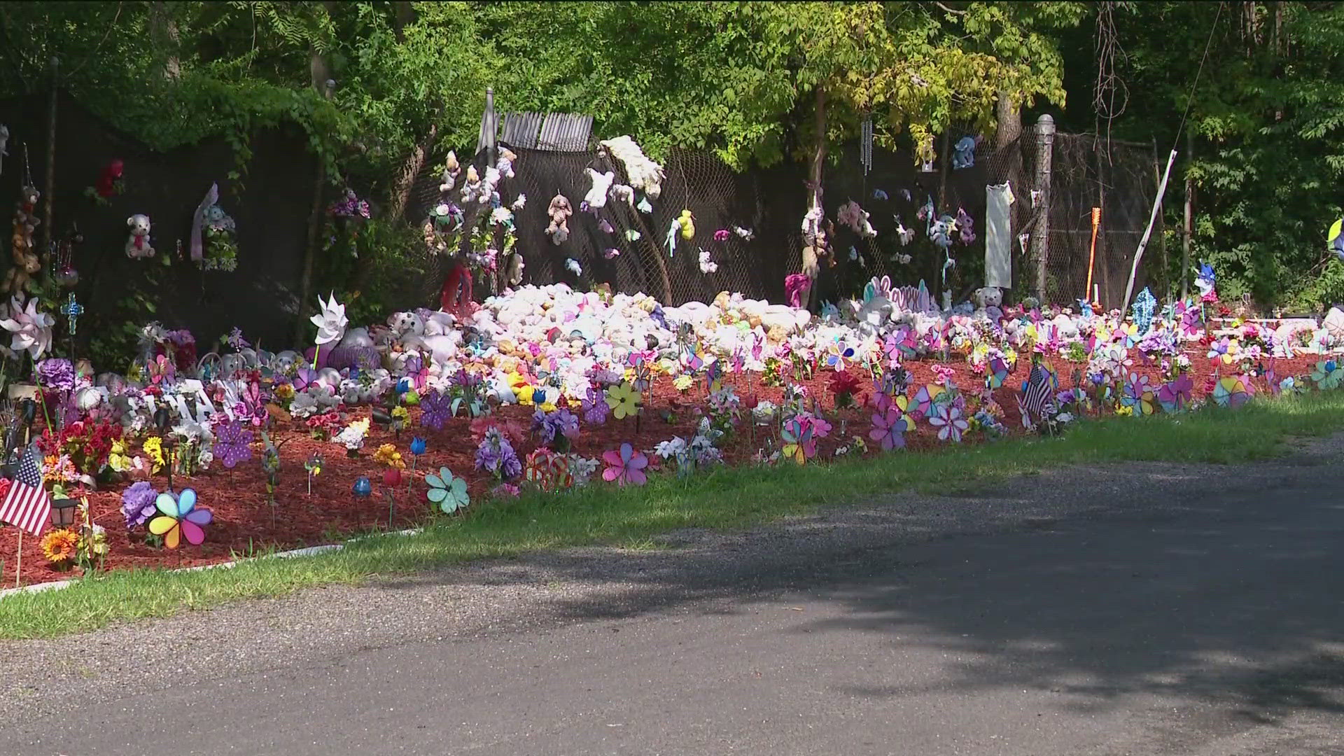 Toledo community maintains memorial for 13-year-old Kei’Mani Latigue ...