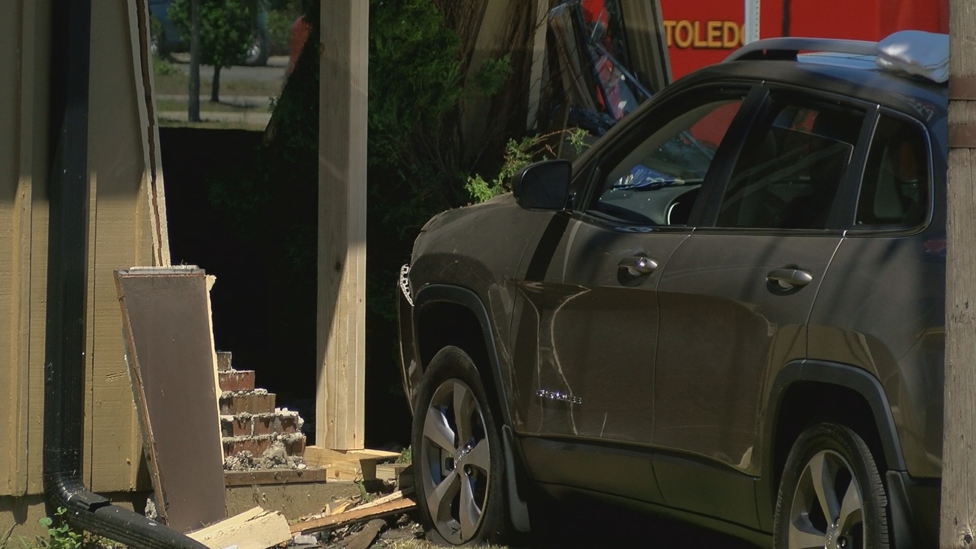 Driver crashes into Pizza Hut on Secor Road | wtol.com