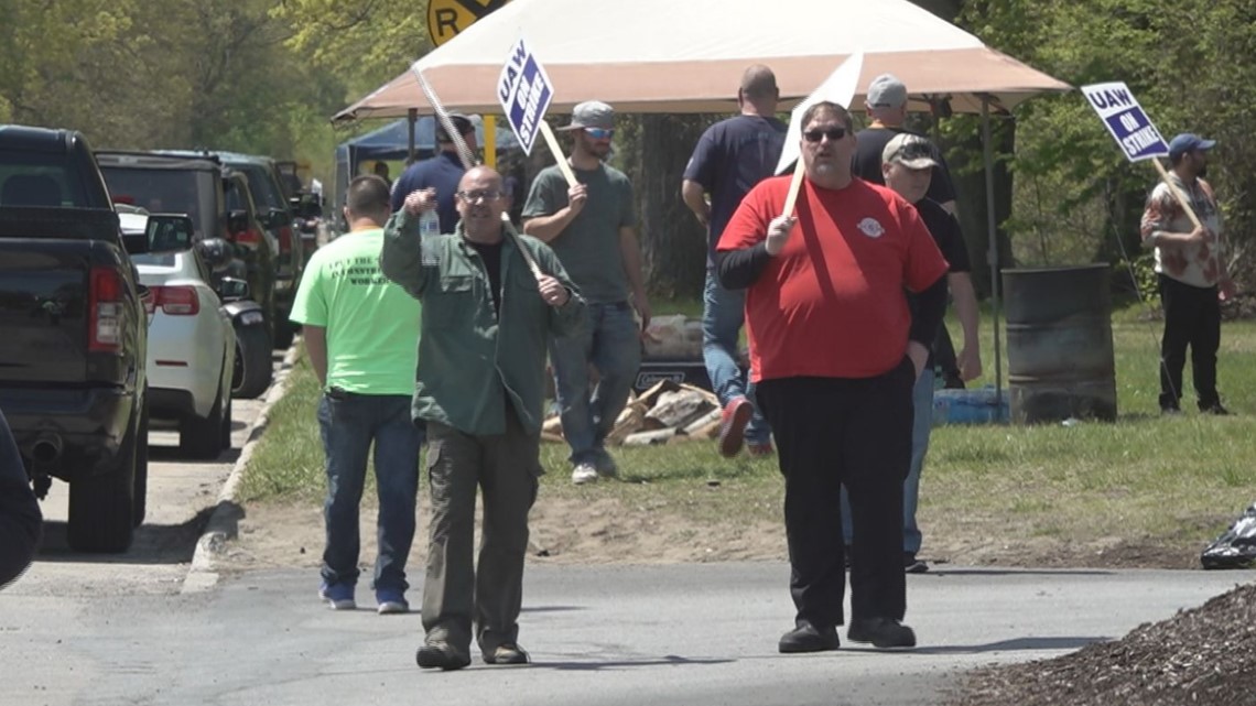Day 2 of Clarios strike: Workers grateful for community's support ...