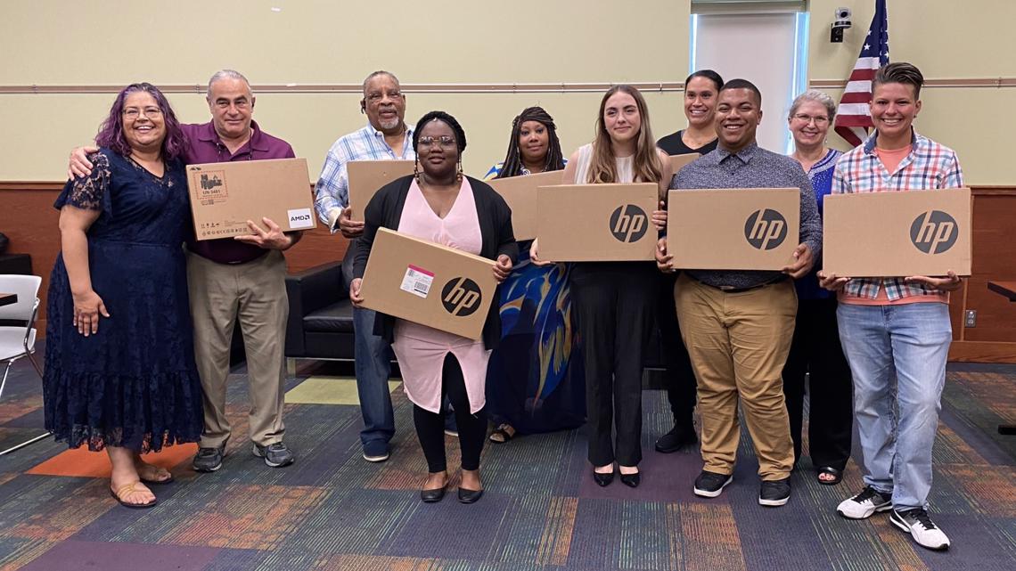Graduates of Toledo entrepreneurial program receive free laptops | wtol.com