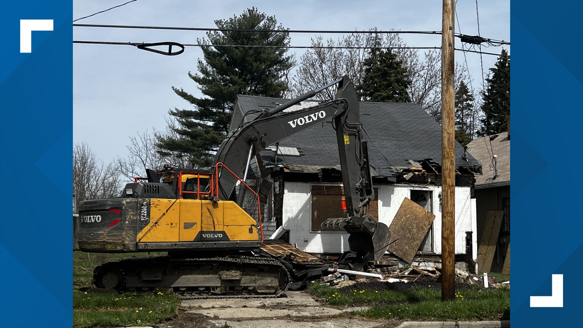 Toledo woman relieved blighted house next door is torn down | wtol.com