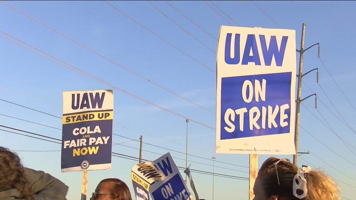 Teachers union stands in solidarity with UAW as strike reaches fifth ...