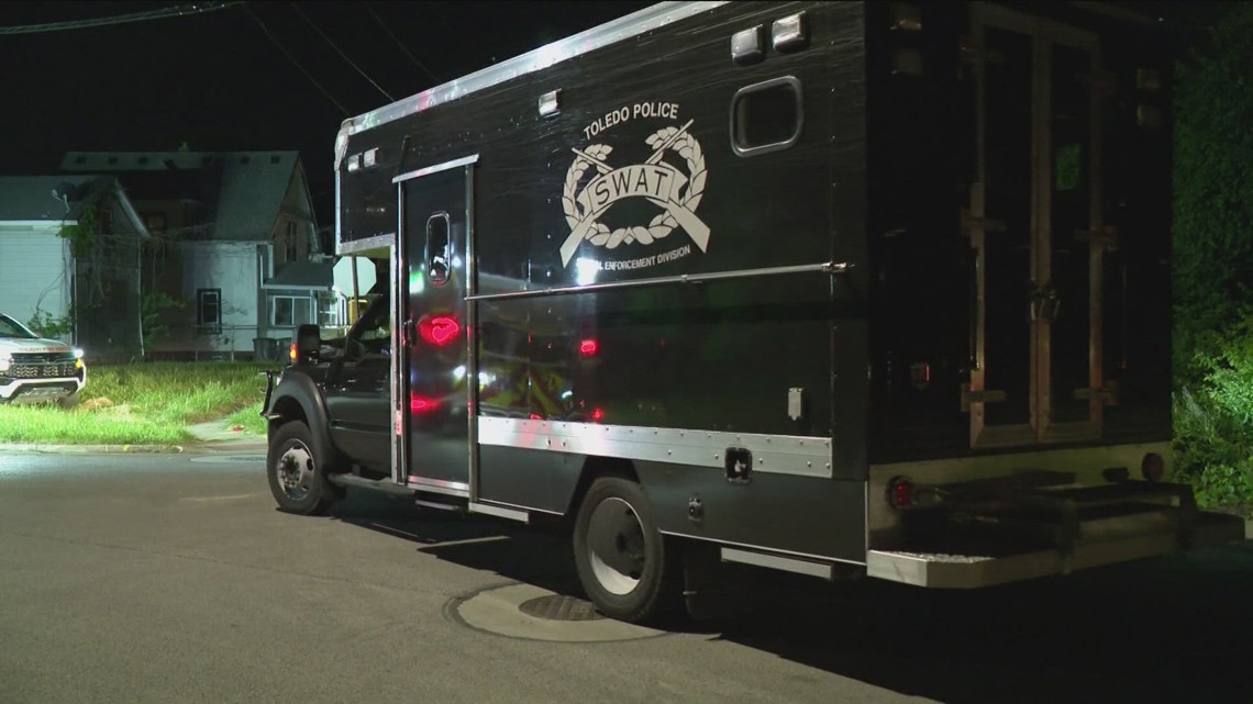 Suspect flees scene during SWAT standoff in central Toledo | wtol.com