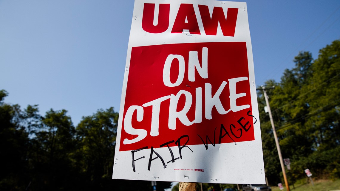 5 workers picketing in UAW strike hit by vehicle outside plant | wtol.com